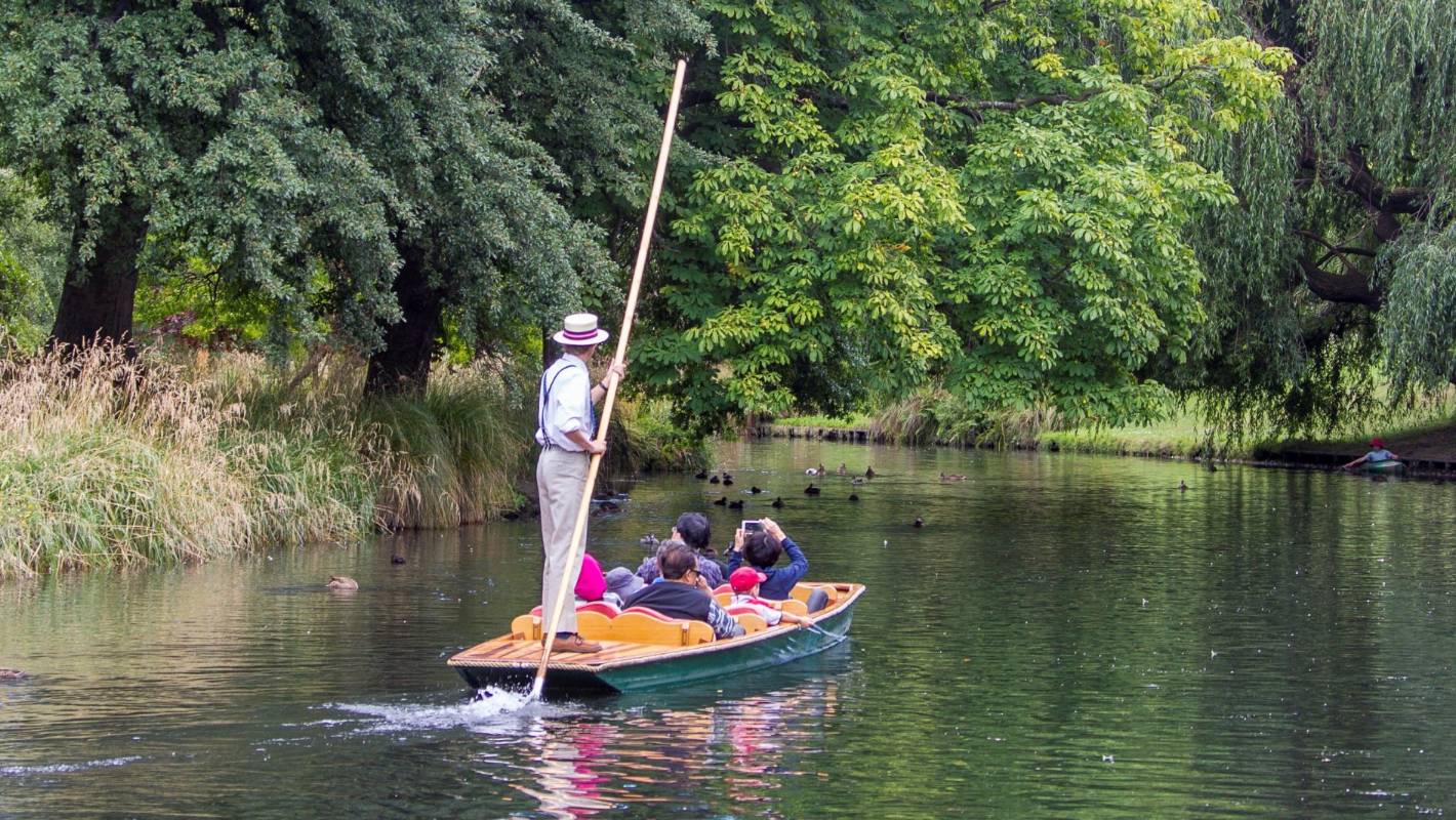 Punting on the Avon River | NZ Rent a Car